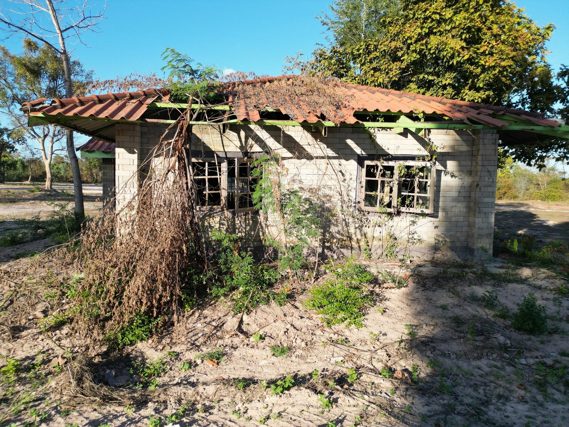 57 photos of Small Abandoned House – Fotoref