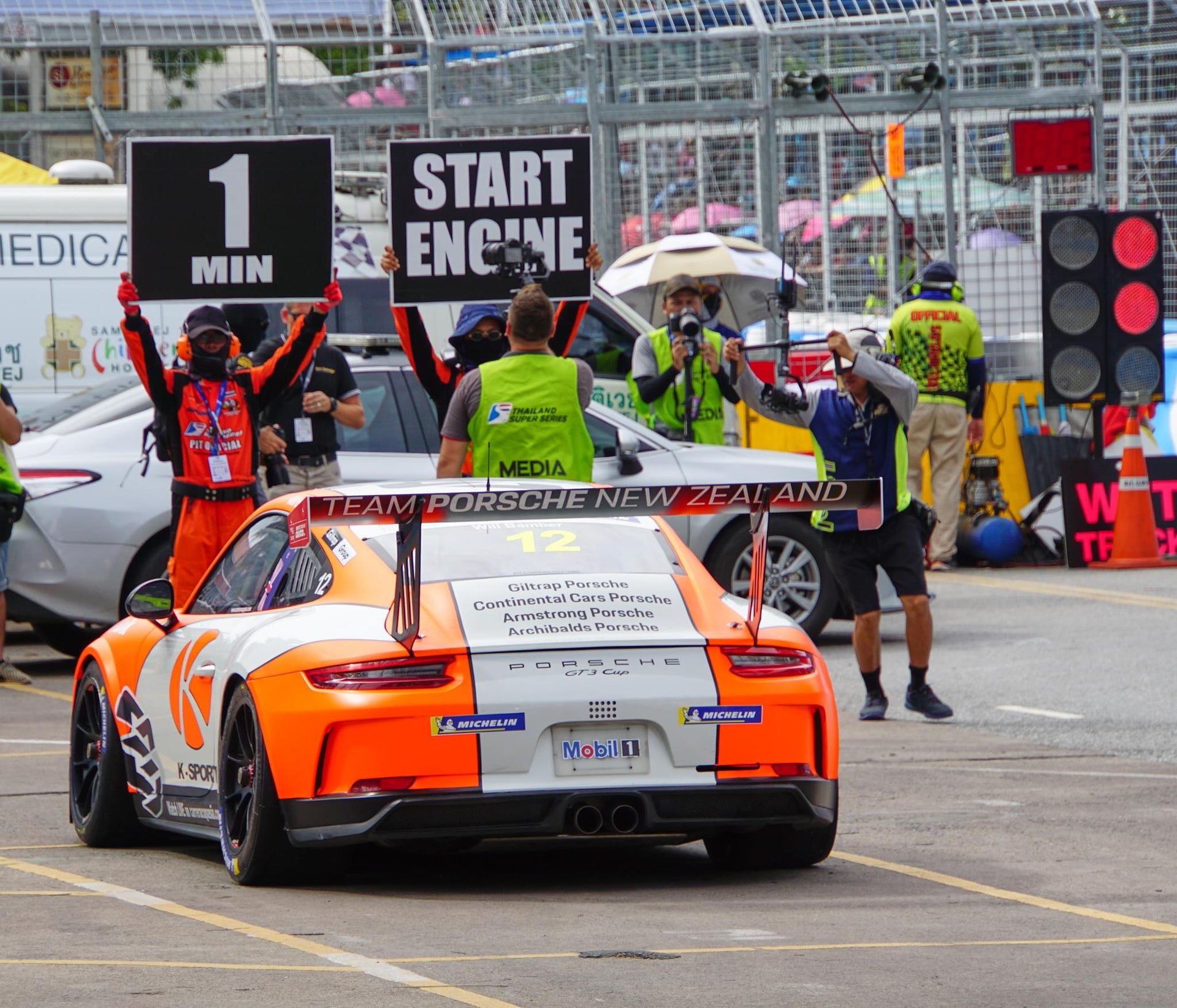 387 photos of Porsche Race Pit Stop – Fotoref
